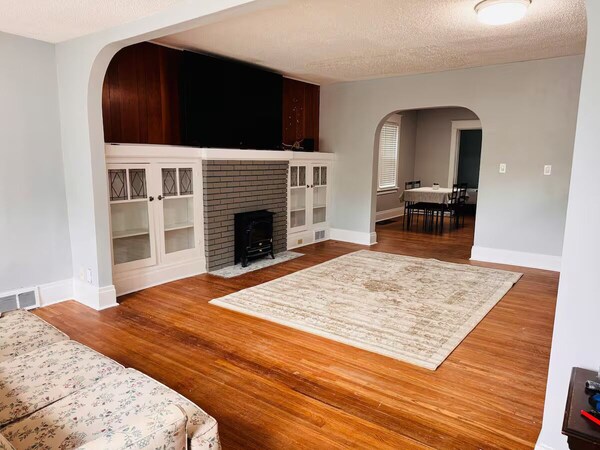 Spacious 4-bedroom House Near Ub & Niagara Falls - Buffalo, NY