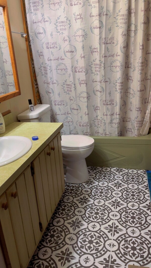 Secluded Hideaway On 1 Acre . Relax, Hot Tub, Wi-fi. Pet Friendly. - Wisconsin