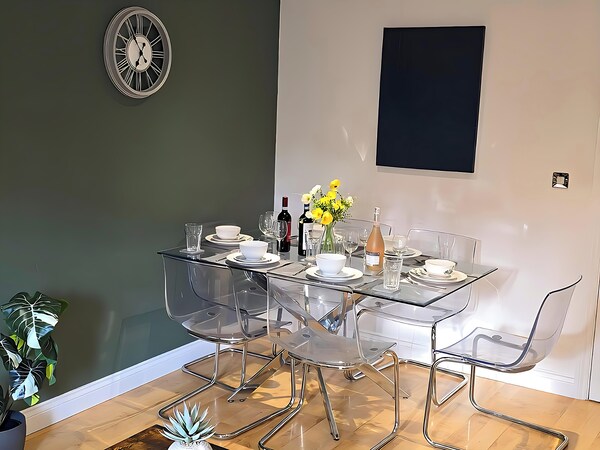 Bilston 3-bed Town House, Sleeps 9 - Groups - Wolverhampton