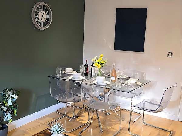 Bilston 3-bed Town House, Sleeps 9 - Groups - Wolverhampton