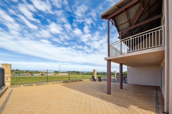Villa With Resort Amenities - Ledge Point
