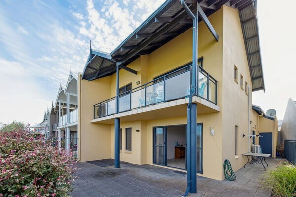 Living On The Ledge, Ocean Front - Ledge Point