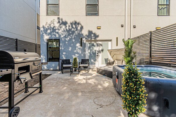 Spacious Dallas 4 Bedroom Game Room & Spa 3 - Irving, TX