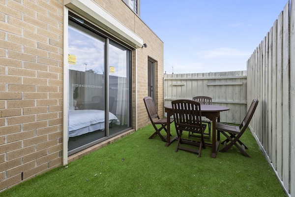Spacious Corio Townhouse Near Ferry & Waterfront - North Shore