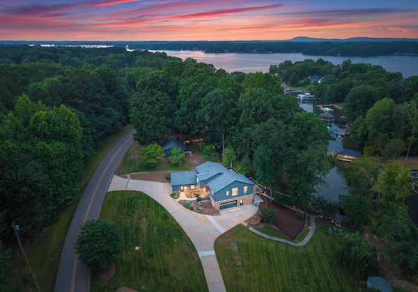 Cove's End By Avantstay | Dock, Game Room, Fire Pit & Forest Views - Lake Norman, NC