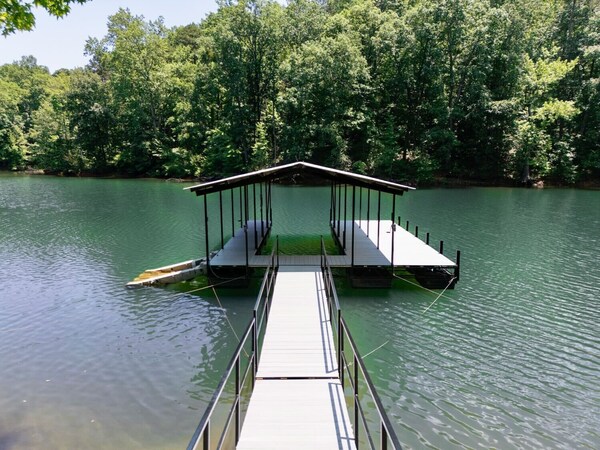 Lakefront Luxury - W/ Dock, Kayaks, Fire Pit, Games And More! Pet Friendly!! - Lavonia, GA