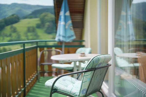 Ferienwohnung 'Familiensuite 8' Mit Bergblick, Gemeinschaftsterrasse Und Wi-fi - Glottertal