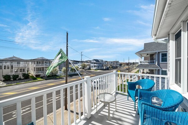 Top-floor 3br Ocean City W/ Porch + Parking - Sea Isle City, NJ