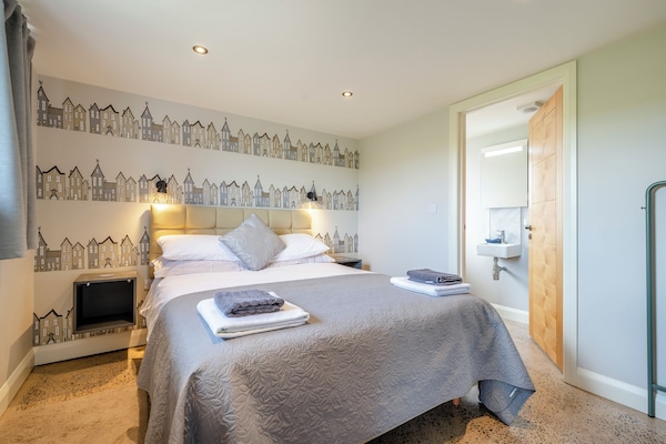 Viewpoint Lodge With Wood-fired Hot Tub In Much Wenlock - 8 Bedrooms Available - Shropshire