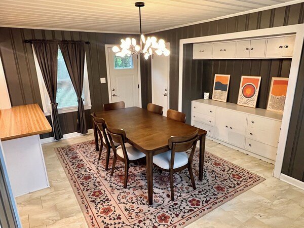 Spacious, Stylish Retreat. Cozy And Quiet. Centrally Located 3 Bed Ranch - Milwaukee, WI