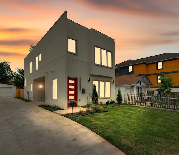 Solena Vip Okc: Heated Pool, Jacuzzi, Grill, Pool Table Outside; Cozy Interior. - Deep Deuce - Oklahoma City