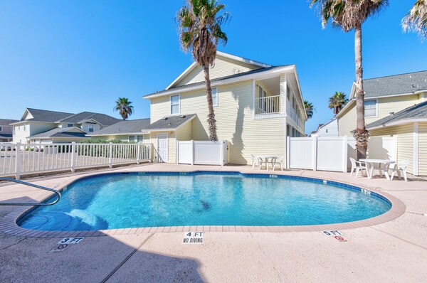 Beach Haven Bliss: 3br Coastal Retreat W/ Heated Pool! - 科珀斯克里斯蒂