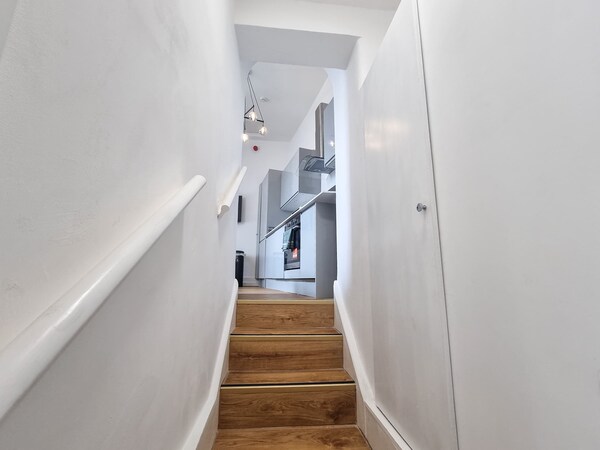 Charming Sale Flat Sleeps 4 By City Superhost - Altrincham