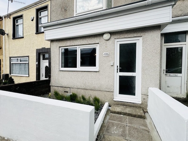 Ysgol Corner By Pj Stays - Port Talbot