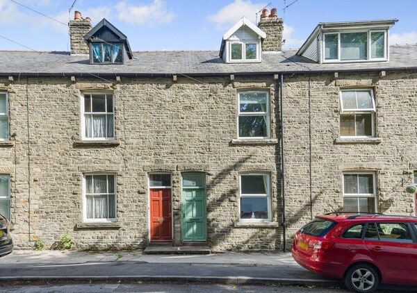 High Peak Place - Three Bedroom House, Sleeps 8 - Cheshire