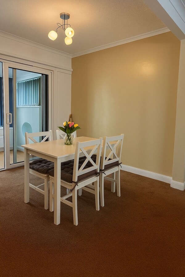 Elegant 3 Bed Stay - Birmingham - Bromsgrove