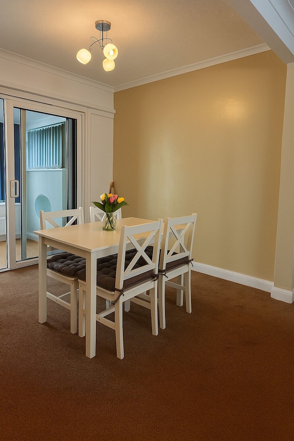 Elegant 3 Bed Stay - Birmingham - Bromsgrove