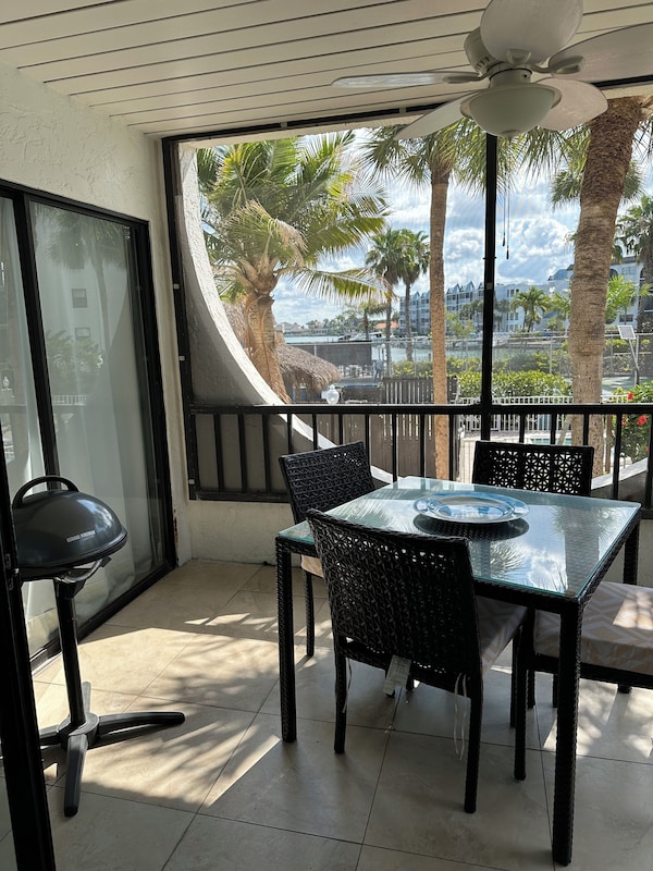 5 Min Drive To The Beach. Waterfront 2nd Fl Condo End Unit Across From Elevator. - Marco Island, FL