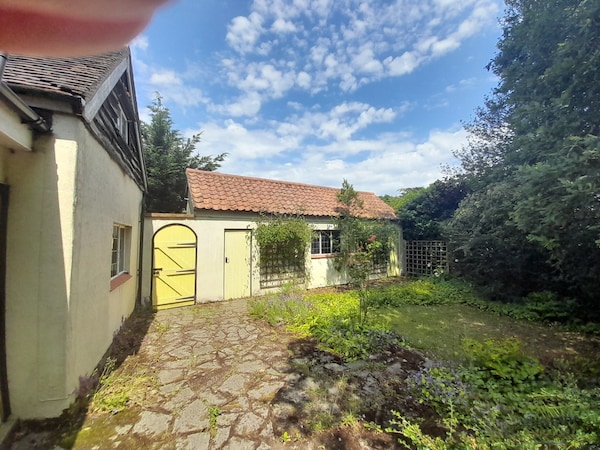 Pet Friendly 3-bedroom Cottage In  Tattingstone - Suffolk