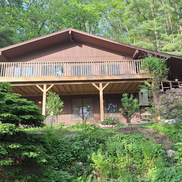 3-bedroom, 2-bath Chalet, Minutes From I-89 Dartmouth Medical Center - Hanover, NH