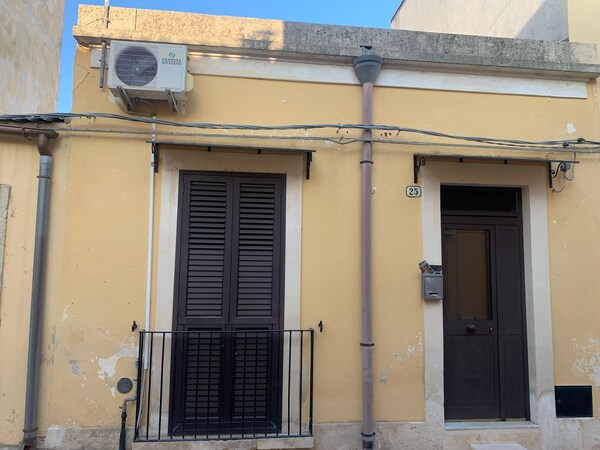 Charming 1-bedroom House With Ac And Wifi In Beautiful Noto - Noto