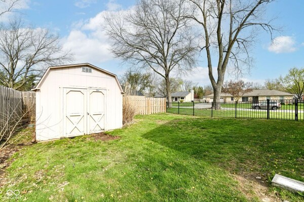 3 Bedroom Home Downtown Fishers, Pet Friendly, Gold, Pickleball, Golf, Concerts! - Castleton, IN