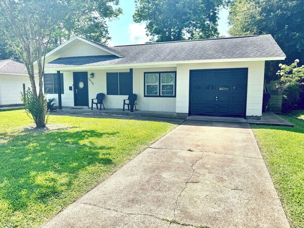 Soothing Greens Color Peaceful 3 Br 1ba Dwelling - Nederland, TX