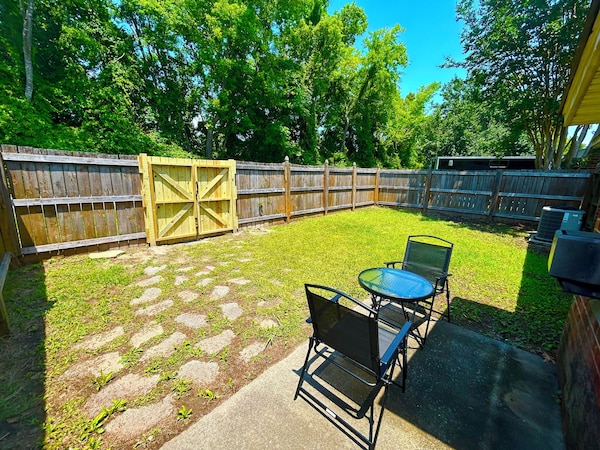 Stylish 2br Townhome , Pet-friendly, Parking, Near Ecu! - Greenville, NC