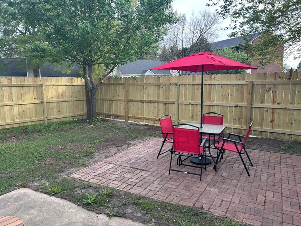 Cozy 2br Retreat ,Gated Yard, Smart Tvs & Coffee Bar! - Greenville, NC