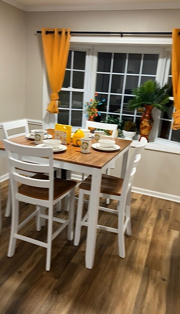 \Nspacious 3br Townhome, Private Gated Patio, Coffee Bar & Blackout Comfort - Greenville, NC