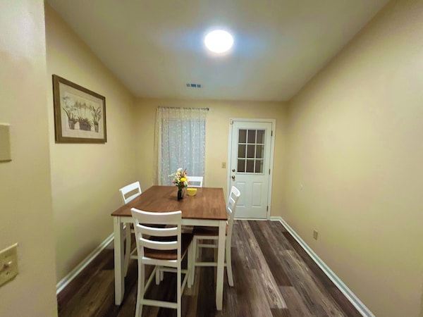 Pet-friendly 2br + Office ,Smart Tvs, Coffee Bar & Near Ecu Hospital - Greenville, NC