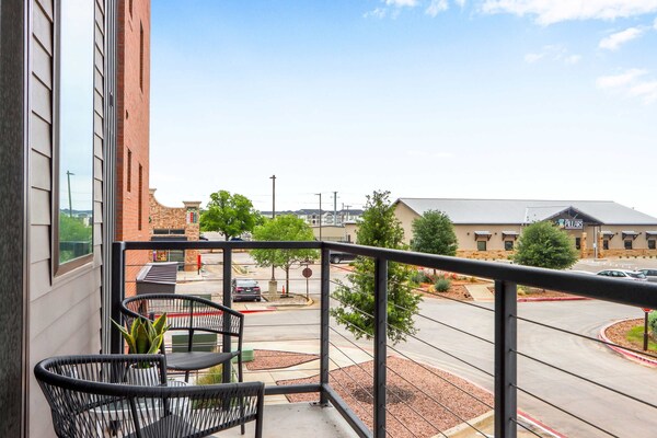 Creekside Modern  Condo For 4 - New Braunfels, TX