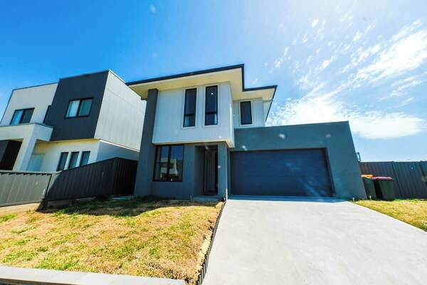 Brand New 5 Bedroom House Close To Rouse Hill - Blacktown
