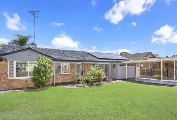 Spacious 6br Retreat In Kellyville With Pool - Blacktown