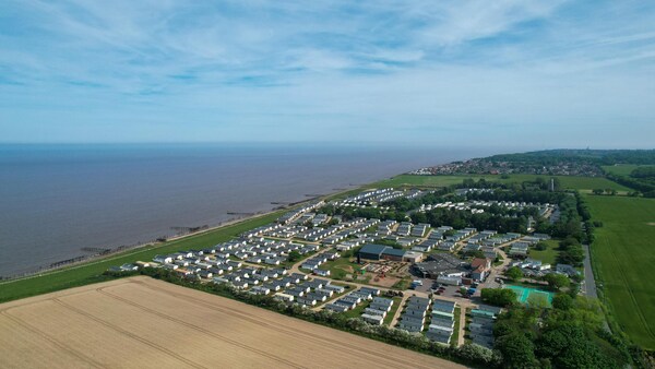 Lovely Caravan With Side Decking At Broadland Sands Park In Corton Ref 20160bs - Pleasurewood Hills Family Theme Park
