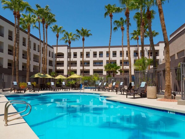 Phoenix Airport Stay With Free Shuttle, Outdoor Pool & Scenic Hiking Nearby - Phoenix, AZ