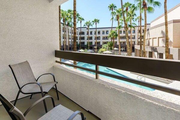 Hilton Phoenix Airport, Standard 2 Queens, Free Shuttle & Outdoor Pool - 