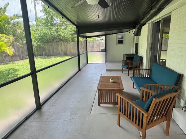 Styled, Clean & Close To The Action! 1 Mile To 5th Ave, 3rd St S & Naples Beach! - Naples