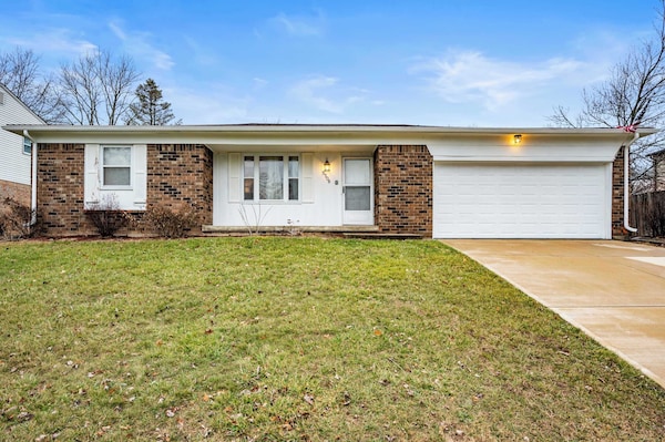 Near Downtown, Modern Interior - Chapel Hill Charm - Greenwood, IN