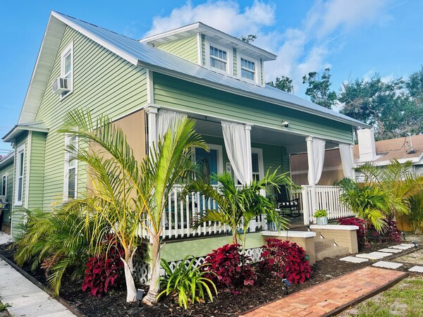 3-bedroom 2 Bath Bungalow By The Bay In Clearwater! Close To Beach! Sleeps 6 - Clearwater, FL