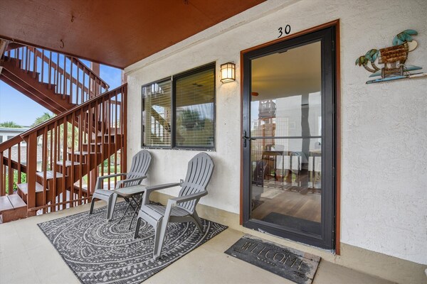 Cozy Holiday Hideaway, Sleeps 4! Steps To The Beach! Renovated - Panama City, FL