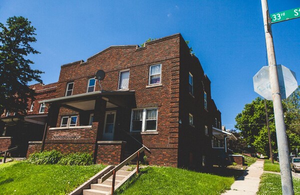 Charming 2-bedroom Townhome In Midtown Omaha - Nebraska
