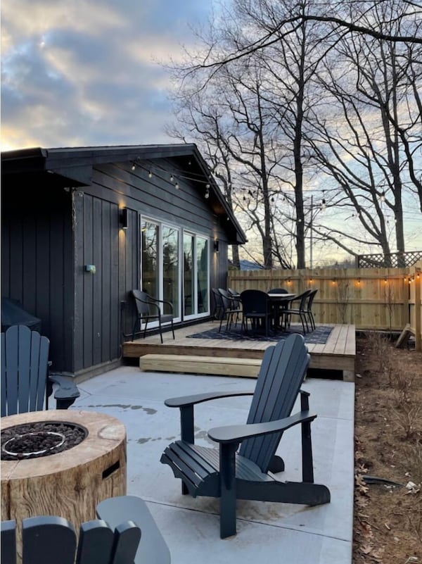Pet Friendly, 3 Bed/2ba Home Minutes From Downtown/ivy House/beach/bike Trail. - Saugatuck, MI