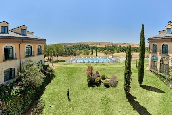Large Unit With Easy Golf Access Ideal For Leisure Travelers - San Martín de Valdeiglesias