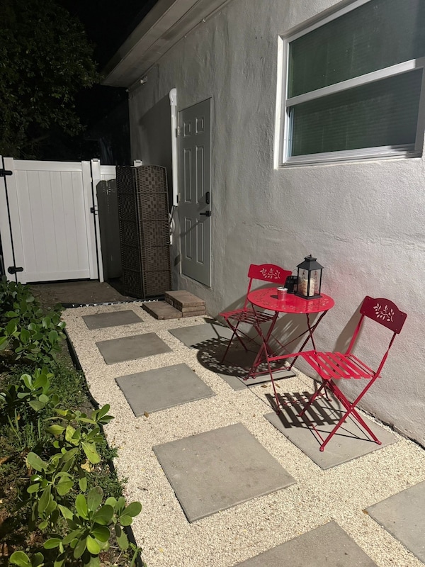 This Cozy Studio For Rent Combines Comfor And A Prima Location, Ideal - North Miami