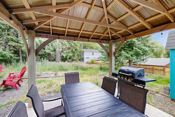 Modern Beach Cottage With A Covered Patio, Fire Pit, Grill, & Easy Beach Access - Oregon