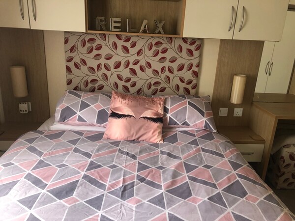 Seaside 2-bed Caravan Retreat - Sleeps 6 & Parking - Talacre Beach