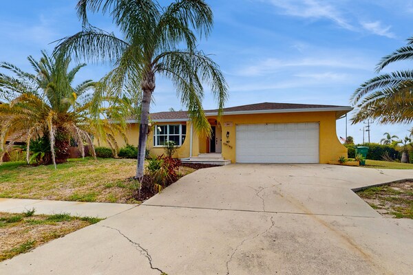 Amazing Home With In Ground, Salt Water Pool, Enclosed Yard, And Close To Beach - Marco Island, FL