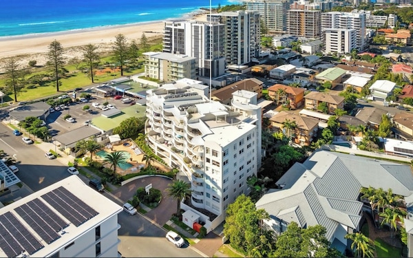 Stylish Beachside Apartment W/ Pool, Spa & Balcony Walk To Surf & Cafes - Coolangatta