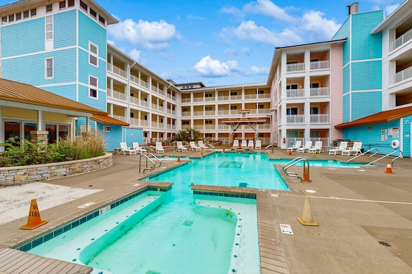 Cozy Condo Close To Beach With Ac, W/d, Fitness Room & Pool - Virginia Beach, VA